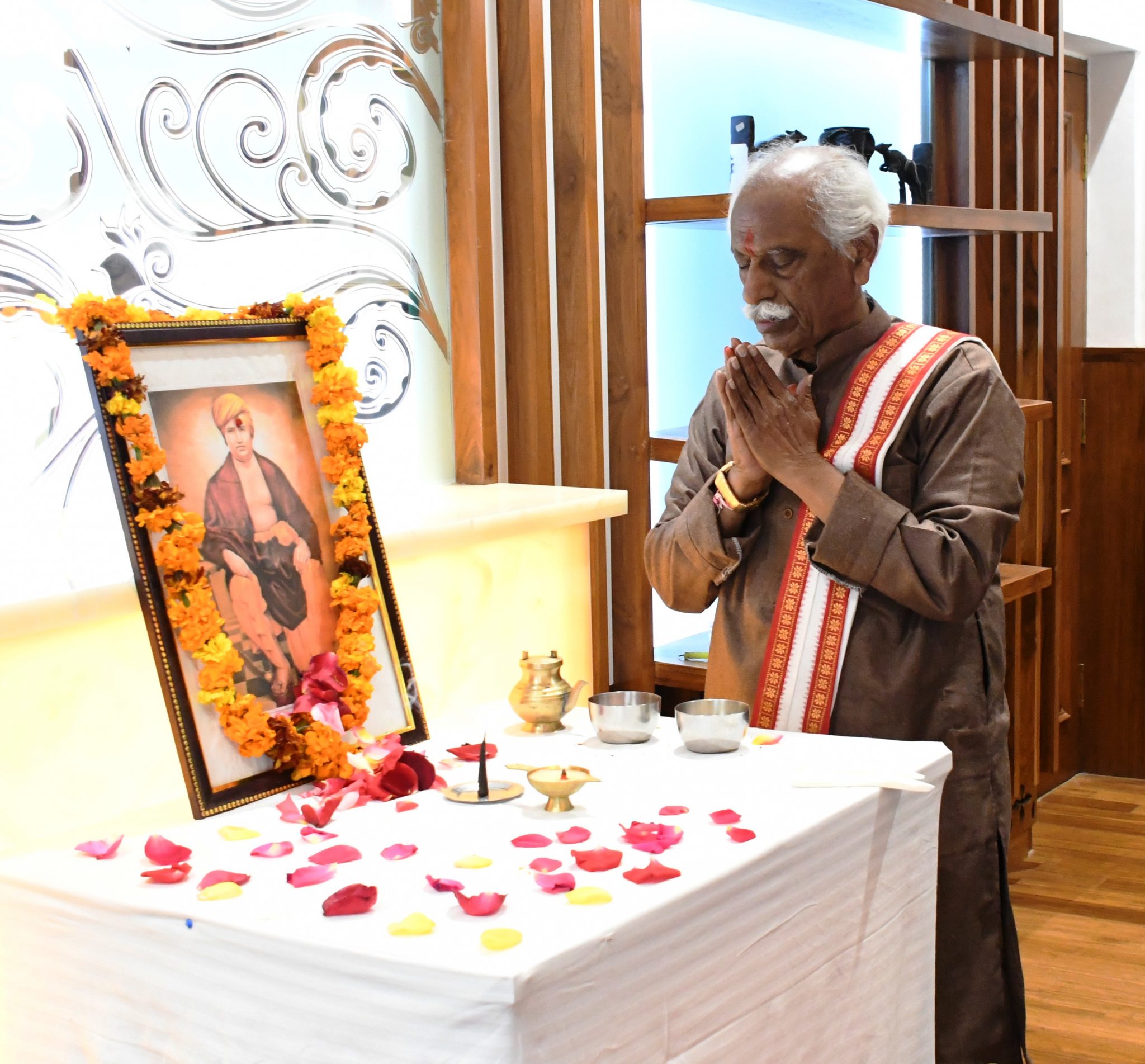Governor Shri Bandaru Dattatraya offering floral tribute on the ...