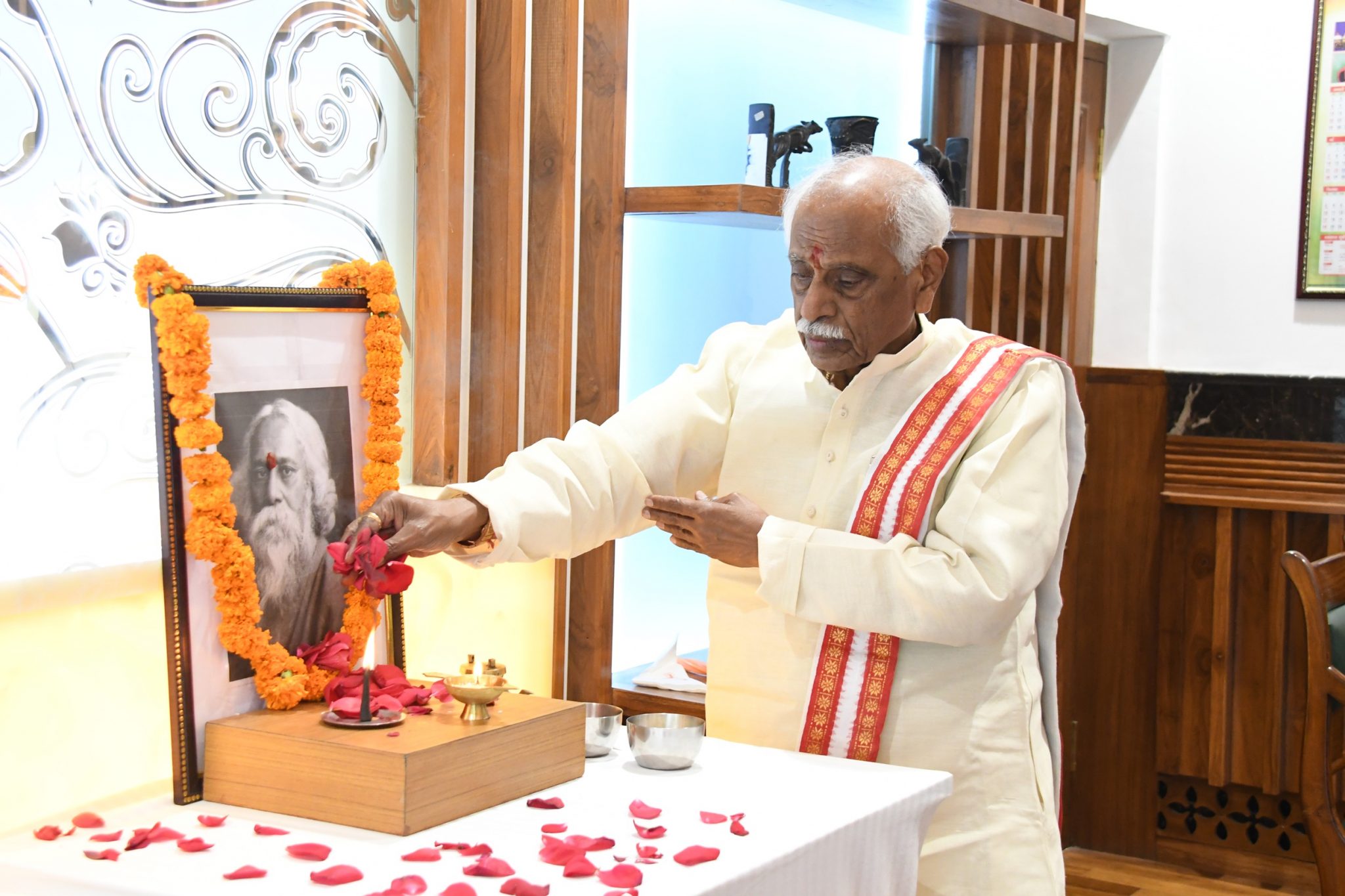 Shri Bandaru Dattatraya paid his humble tribute to legendary poet ...