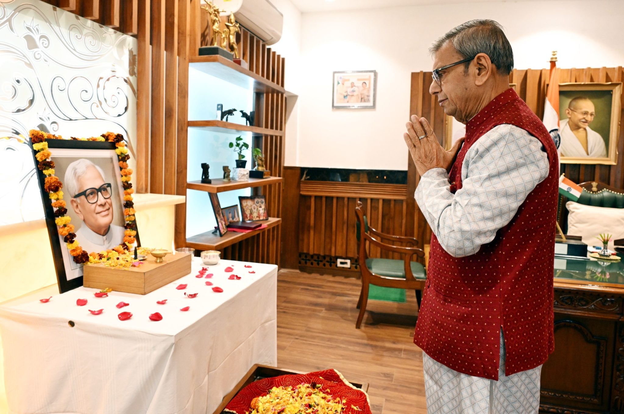 Prof Ashim Kumar Ghosh on Thursday paid his humble tribute to former President Shri R ...